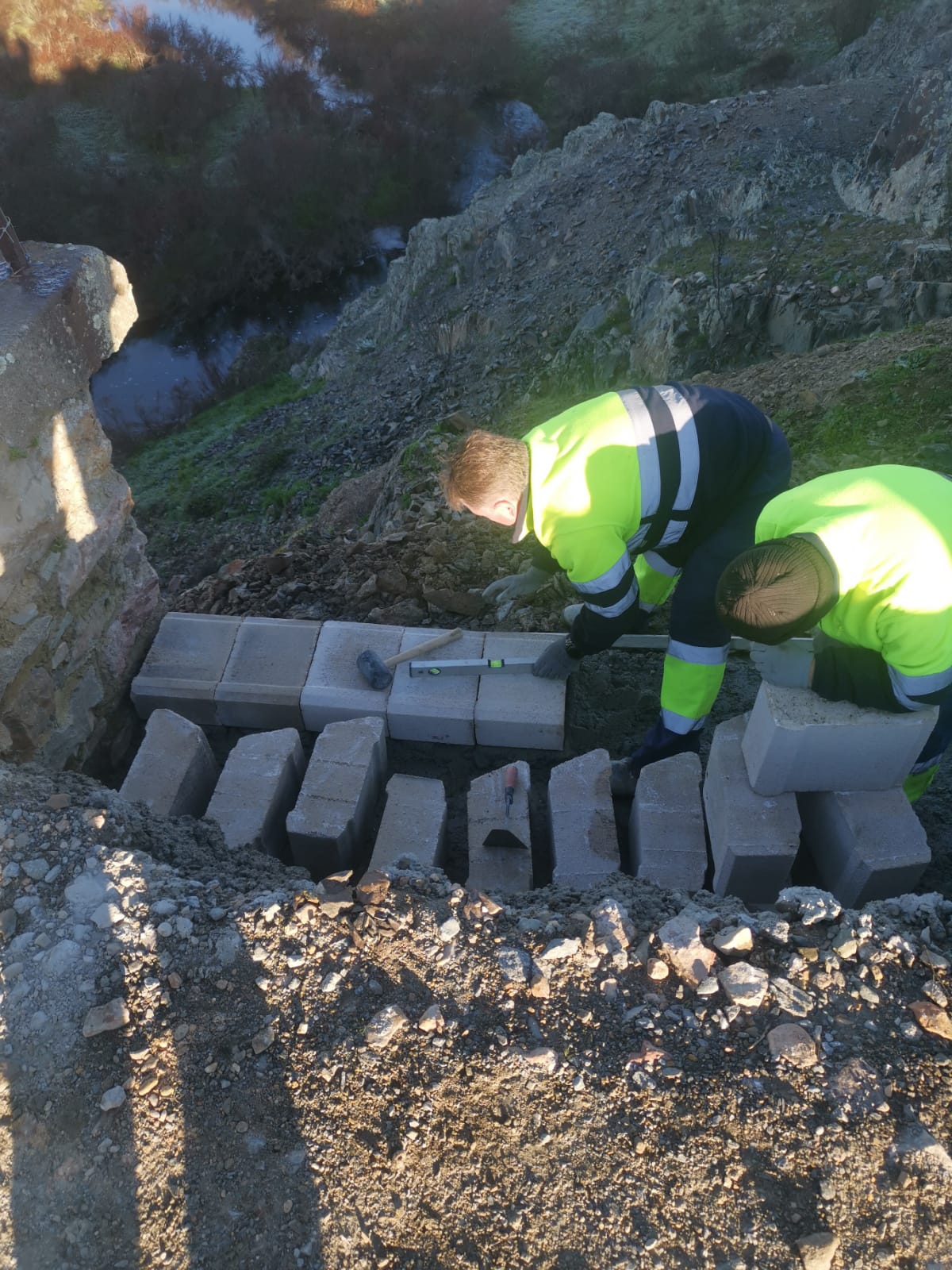 Operarios municipales restauran en tiempo récord el acceso del viaducto ...